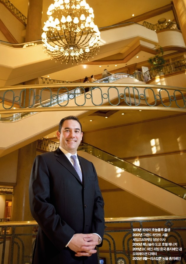 HOTEL - 한국인 직원들도 그에게 맛집을 묻는다